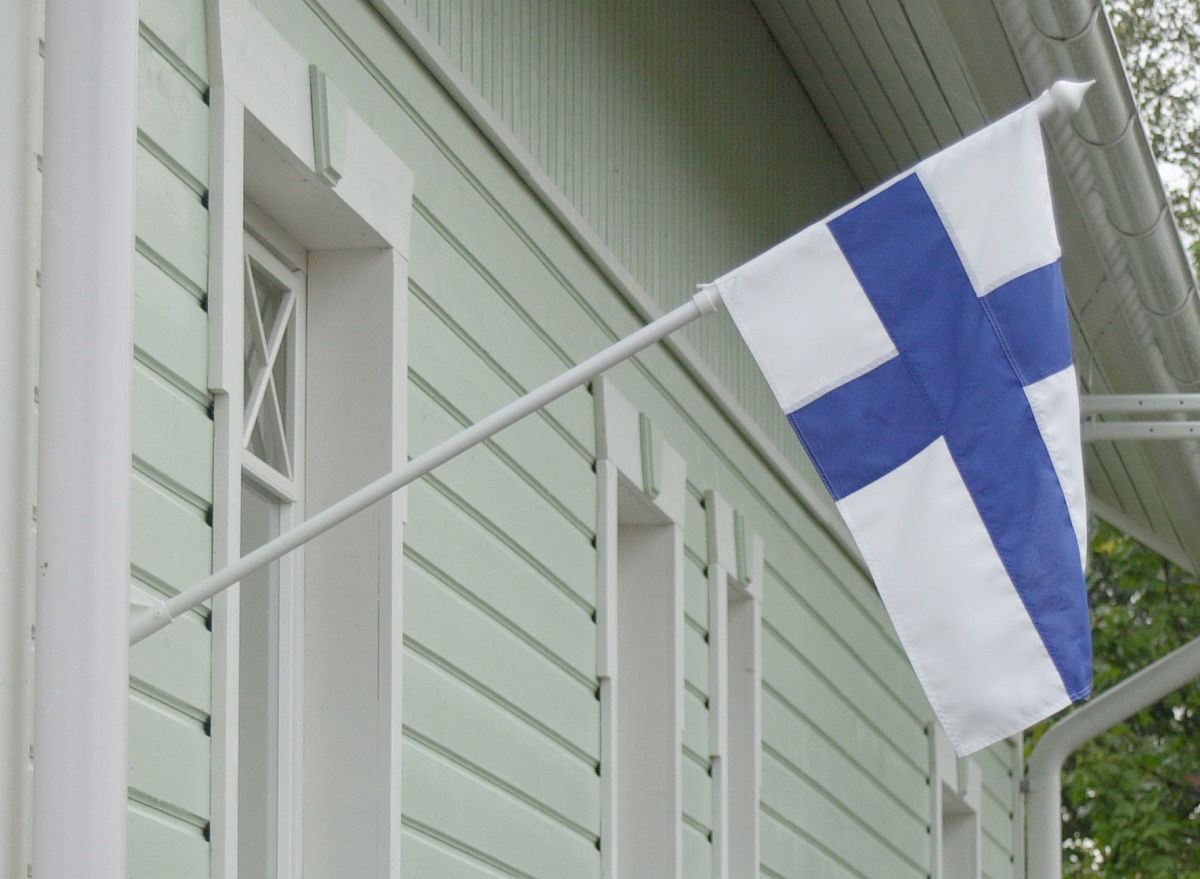 Finska flaggan för fasaden 73 x 43 cm - YepOrder.se webbutik